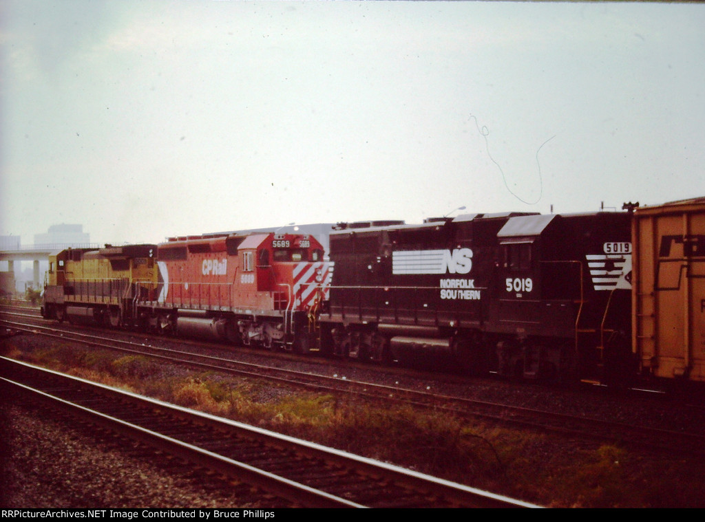 NYS&W pool freight with NS in Virginia